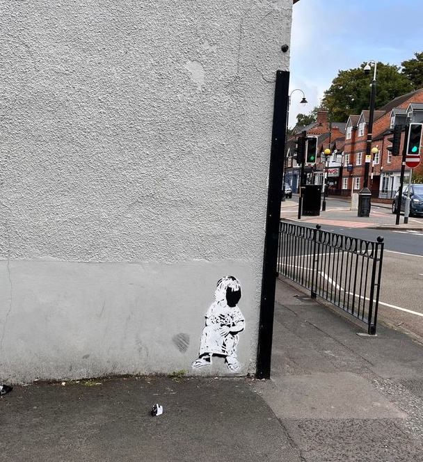 Eye-catching 'Banksy-style' artwork appears on wall of Bromsgrove chip ...