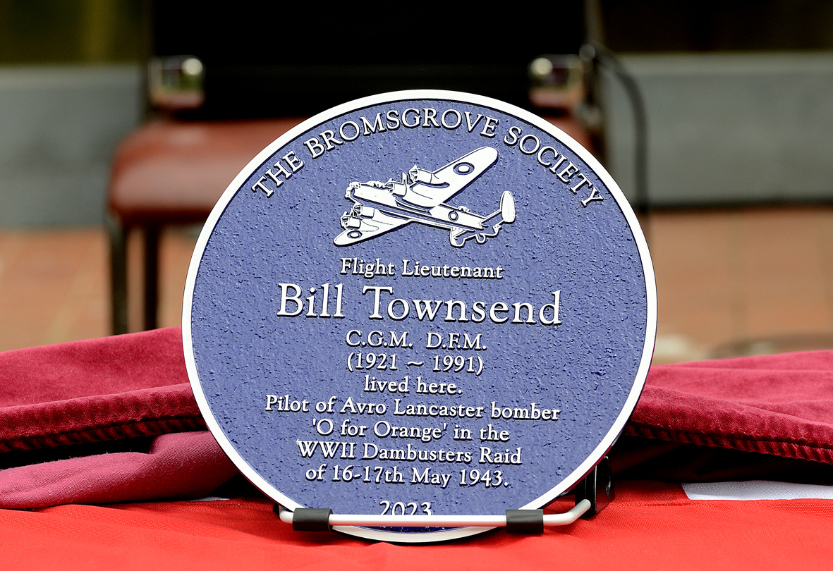 IN PICTURES AND VIDEO - Blue plaque unveiled to Bromsgrove Dambuster on ...