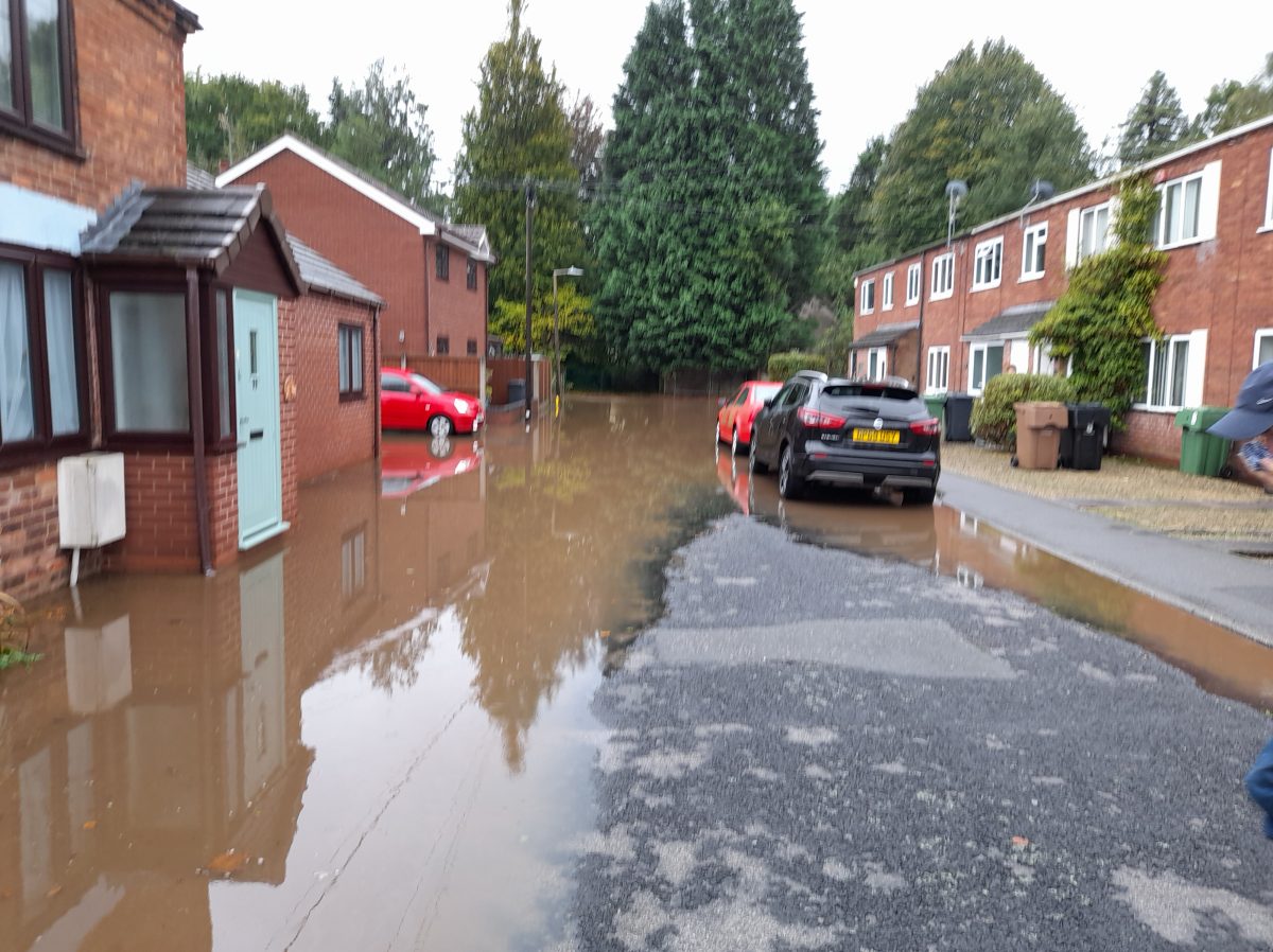 FLOOD WARNING - Bromsgrove cul-de-sac see's 'worst flooding in 40 years ...