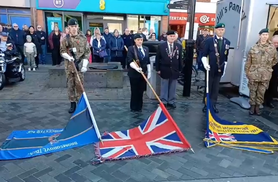 IN PICTURES AND VIDEO - Crowds gather for Bromsgrove Armistice Day ...